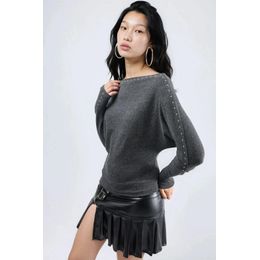 Boots-Ausschnitt-Bluse mit Stein-Accessoire