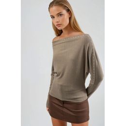 Bootsausschnitt-Bluse mit Stein-Accessoire