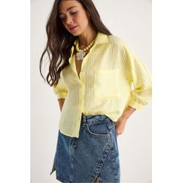 Texturiertes gestreiftes Crop-Shirt mit Knopfschluss und Tasche