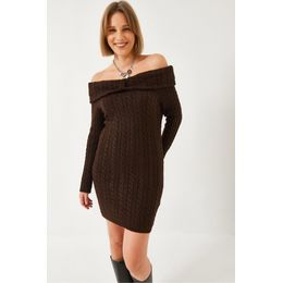 Hochgekn&ouml;pftes, figurbetontes Kleid ohne Tr&auml;ger aus Zopfmuster