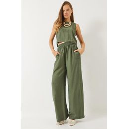 Hochgeschnittenes Crop-T-Shirt und weit geschnittene Hose Set