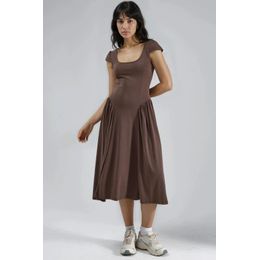 Eingearbeitetes Strick-Midi-Kleid