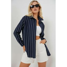 Texturiertes gestreiftes oversized Hemd mit Knopfverschluss