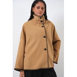 Texturierte Jacke mit abgesteppten Details und halbem Rollkragen
