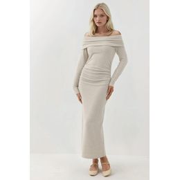 Texturiertes tr&auml;gerloses Midikleid mit Schlitz
