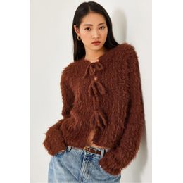 R&uuml;schiger, kurz geschnittener, gerippter Strickcardigan mit Schleifenverschluss