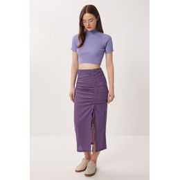 Hoch-taillierter Midirock mit geometrischem Druck und Schlitz