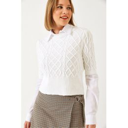 Strukturierter Strick-Crop-Pullover mit Hemdkragen