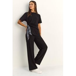 T-Shirt und Hose Zwei-Teiler mit Zubeh&ouml;rdetails