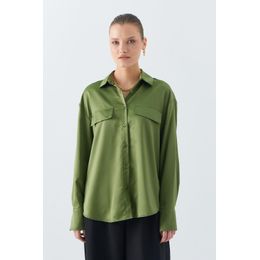 Satin-Hemd mit Knopfleiste und TaschenDETAIL