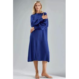 Langes, locker sitzendes, geripptes Strickkleid mit Rundhalsausschnitt