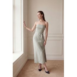 H&uuml;ftfreies Maxikleid mit G&uuml;rtel