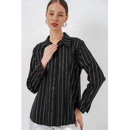 &Uuml;bergro&szlig;es gestreiftes Button-Up Hemd