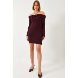 Tr&auml;gerloses enges Kleid mit Kabelstrickmuster