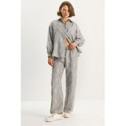 Besticktes Oversized Shirt und weite Hose Co-Ord Set