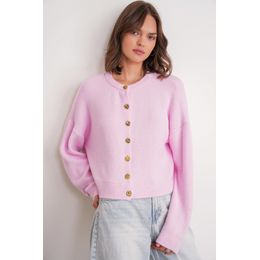 Gekn&ouml;pfte gerippte Strickjacke
