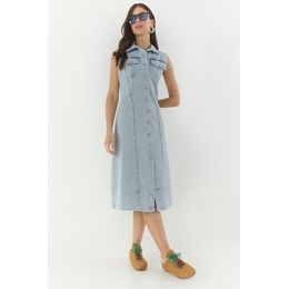 Tailliertes Denim-Midikleid mit Knopfleiste