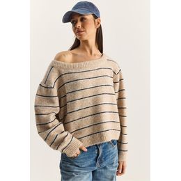 &Uuml;bergr&ouml;&szlig;e gestreifter Strickpullover mit asymmetrischem Kragen