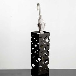 Pharao24.de Schwarzer Schirmst&auml;nder aus Metall modernem Design