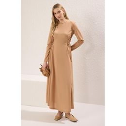 Braunes Hijab-Kleid