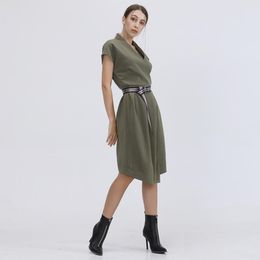 Mittellanges Kleid mit Wickeloptik und zus&auml;tzlichem G&uuml;rtel