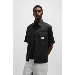 Kurzarmhemd Hugo "Ekyno", Herren, Gr. L, N-Gr, schwarz (schwarz001), Twill, Obermaterial: 100% Baumwolle, kontrastfarbene Details, unifarben, weit h&uuml;ftlang, hoch geschlossener Ausschnitt, eingesetzt,weit abgesteppte Kante, Hemden, mit kontrastfarbenem Logo-Badge auf der Brust
