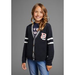 Strickjacke DELMAO "im Collegestyle mit Badge", M&auml;dchen, Gr. 176/182, blau (marine), Strick, Obermaterial: 50% Viskose, 28% Polyester, 22% Polyamid, Basic, V-Ausschnitt, Strickjacken Strickjacke, Trendiger Style f&uuml;r M&auml;dchen
