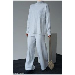Oversize-Rollkragenpullover und ausgestelltes Strickset