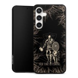 DeinDesign Galaxy S24 FE 5G Handy Premium Silikon H&uuml;lle Handyh&uuml;lle schwarz Case Tv Show Designs Wikinger Vikings Silikon Premium Case