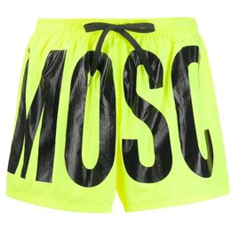 Kurze Badeshorts mit leuchtend gelbem Logo der Marke Moschino