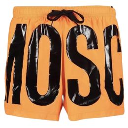 Hellorangefarbene kurze Badeshorts mit Printlogo der Marke Moschino