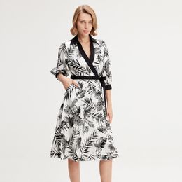 Bi-Material-Wickelkleid mit tropischem Print