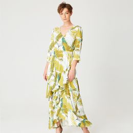 Gekr&auml;useltes Midikleid mit tropischem Muster und &uuml;berkreuzter B&uuml;ste