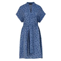 Blaues Kleid mit Blumenmuster und Seitenschlitzen