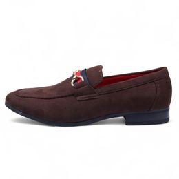 Herren-Loafer aus braunem Wildleder mit goldener Schnalle, zum Hineinschl&uuml;pfen