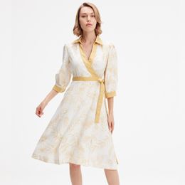 Bi-Material-Wickelkleid mit tropischem Print