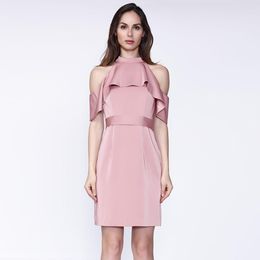 Tailliertes Kleid mit gro&szlig;en R&uuml;schen und nackten Schultern