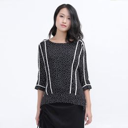 Chiffonbluse mit wei&szlig;em Tupfenbesatz