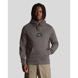 Lyle & Scott Lyle & Scott tr&auml;gt eine Kapuze und ein bronzefarbenes Logo