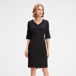 Kurzes Kleid mit kontrahierten N&auml;hten