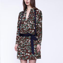 Kurzes Kleid mit Satin-Kragen und Bl&auml;tterdruck