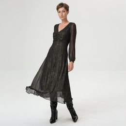 Midikleid mit goldenem Glitzereffekt und V-Ausschnitt