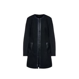 Schwarzer Mantel aus Mufflonimitat mit Details aus Kunstleder