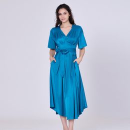 Kleid aus Satin mit mehreren Falten