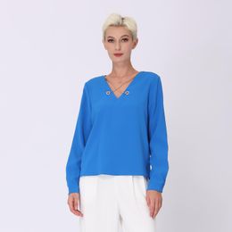 Bluse mit V-Ausschnitt und Zierkette