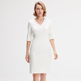 Kurzes Kleid mit kontrahierten N&auml;hten