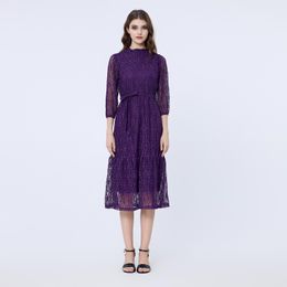 Ausgestelltes Spitzenkleid