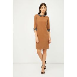 Gerades Winterkleid mit kontrastierendem Peter-Pan-Kragen