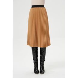 Faltenrock und kontrastierende elastische Taille