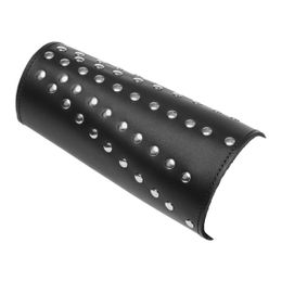 Rimba Breite Ledermanschette mit Nieten